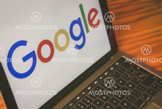 "Google logo on computer scr..." av Bernardo Ramonfaur - Mostphotos