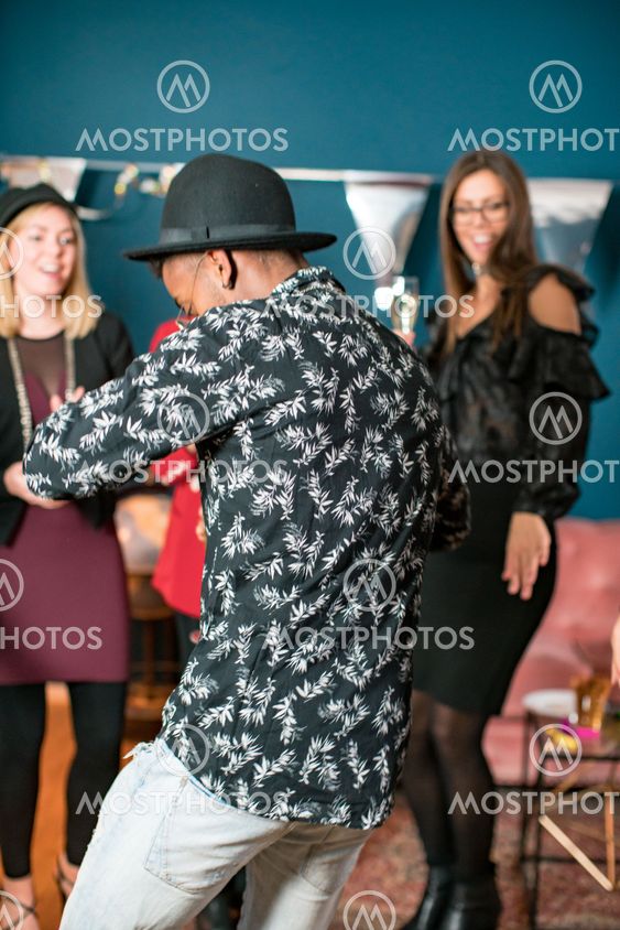 "Fest, Nyårsafton" by Daniel Hallin - Mostphotos