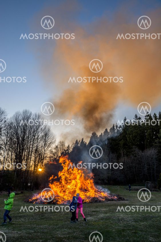 "Majbrasa i spektakulär soln..." av Mickes fotosida - Mostphotos