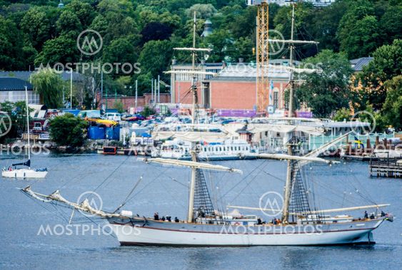 "Tvåmastat segelfartyg på vä..." av Gamma-Man - Mostphotos