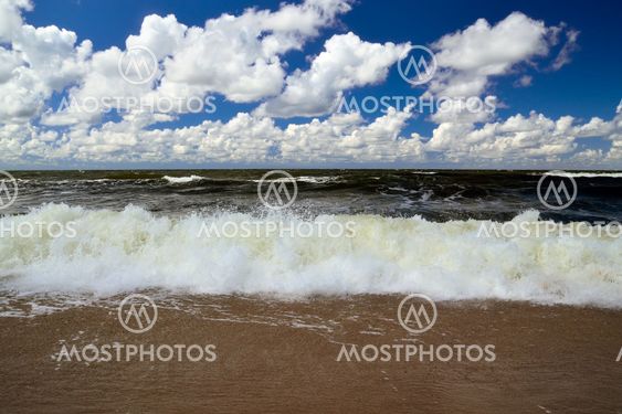 "Baltic wave and cumulus clo..." by Sergei Trofimenko - Mostphotos