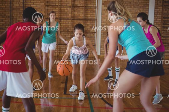 "High school kids playing ba..." fra Wavebreakmedia - Mostphotos