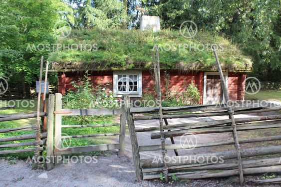 "Gammal stuga med grästak." av Stefan Dammin - Mostphotos