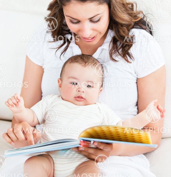 "Bright mother showing image..." av Wavebreakmedia - Mostphotos