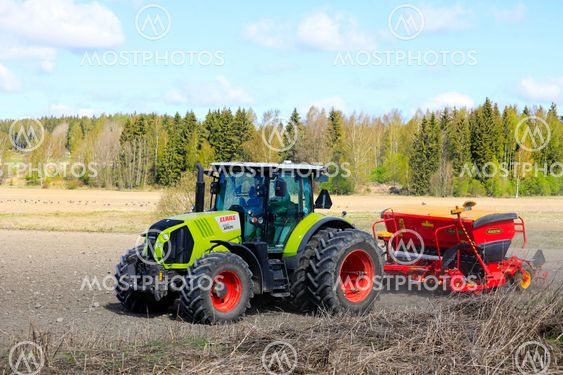 "Claas Arion 650 Tractor and..." av Taina Sohlman - Mostphotos