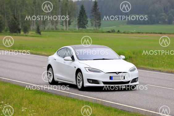 "White Model Tesla Electric..." av Taina Sohlman - Mostphotos