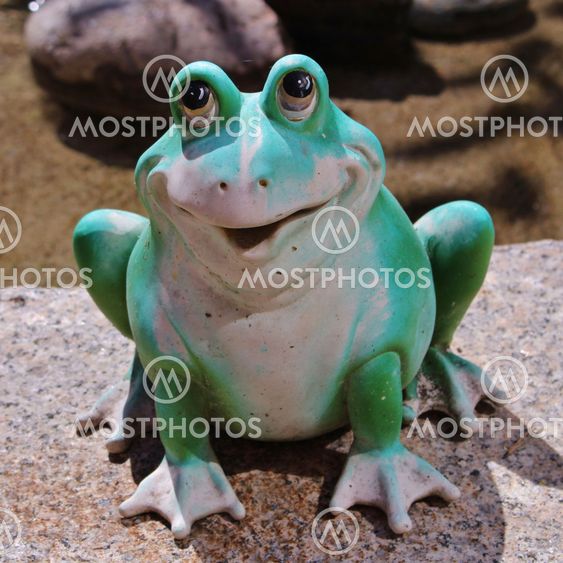 "En prydnadsgroda vid en fon..." av Maria Groth - Mostphotos