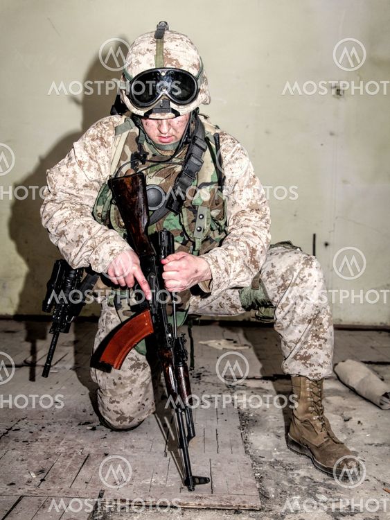 "Commando soldier shooter di..." av Oleg Zabielin - Mostphotos