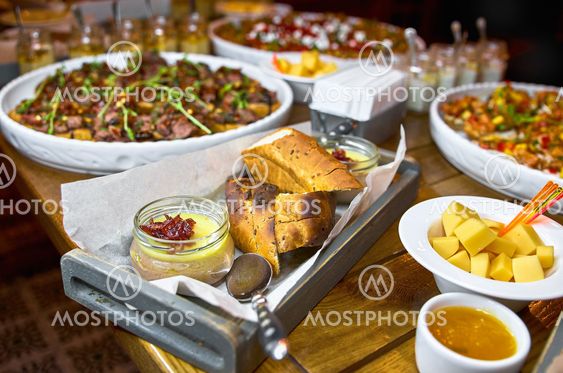 "Buffet table with Bruschett..." av Vladimir Bondarenco - Mostphotos