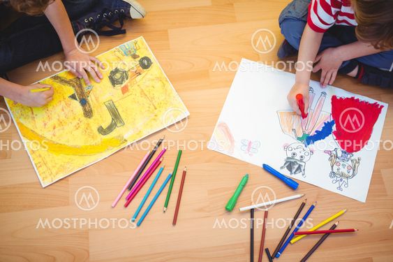 "Two kids drawing together o..." fra Wavebreakmedia - Mostphotos