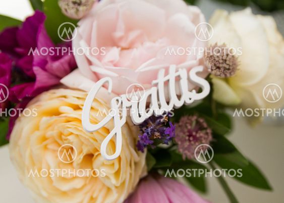 "Grattisblomma" av User_59619 - Mostphotos